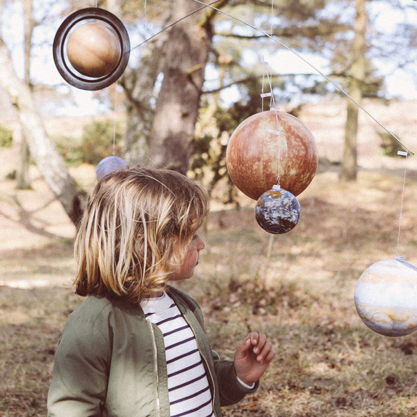 Uro med solsystem - Køb uro med solsystemet fra Authentic Models - Lirum Larum Leg